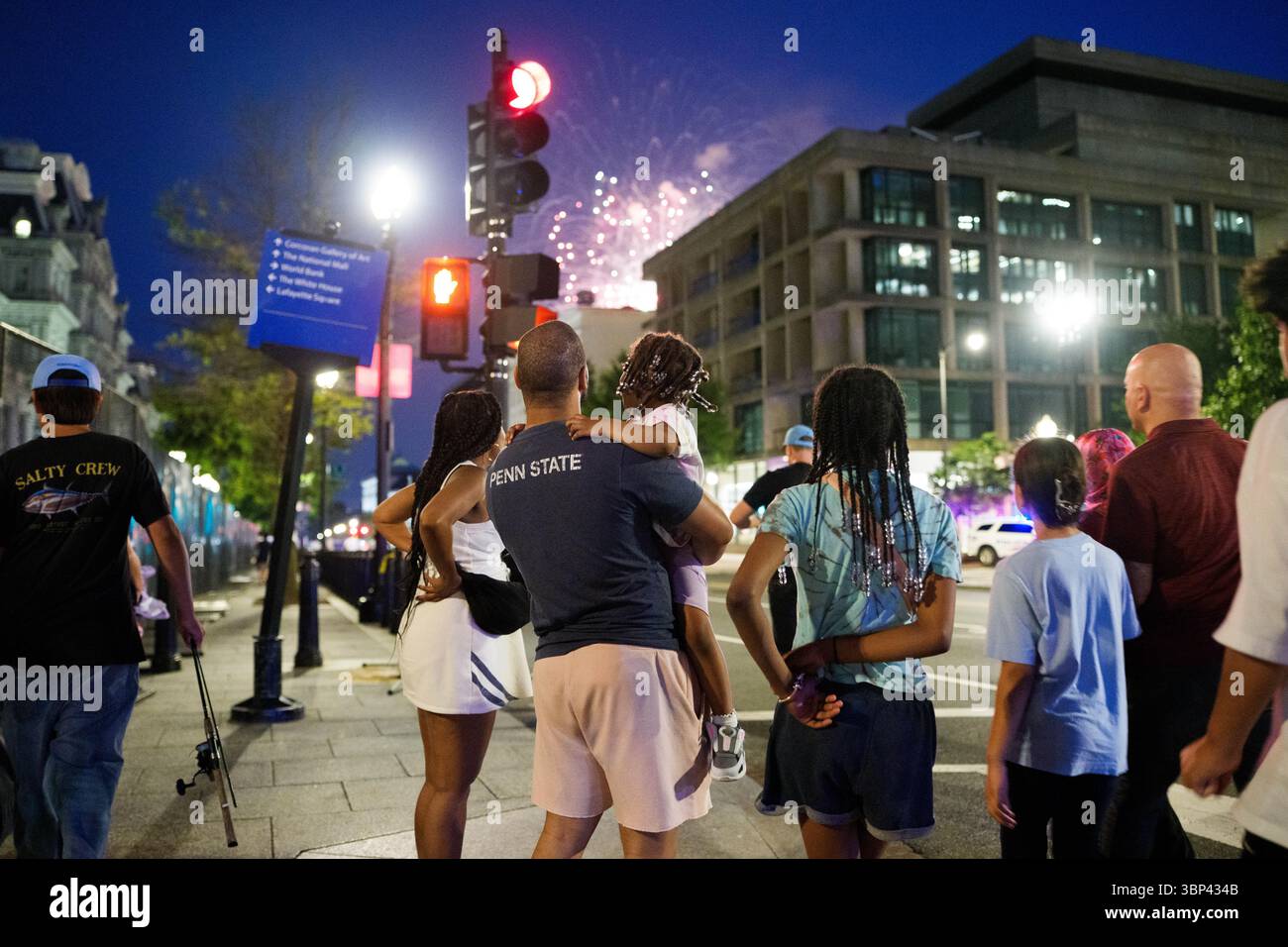 Spectators watch Fourth of July fireworks over the National Mall in ...
