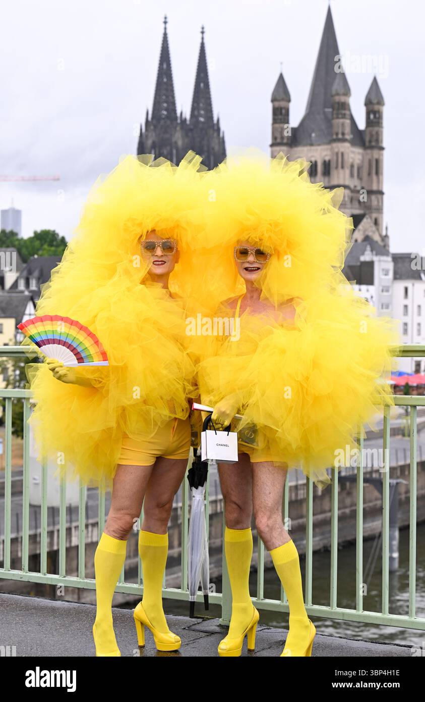 06 July 2025, North Rhine-Westphalia, Cologne: Participants in the ...
