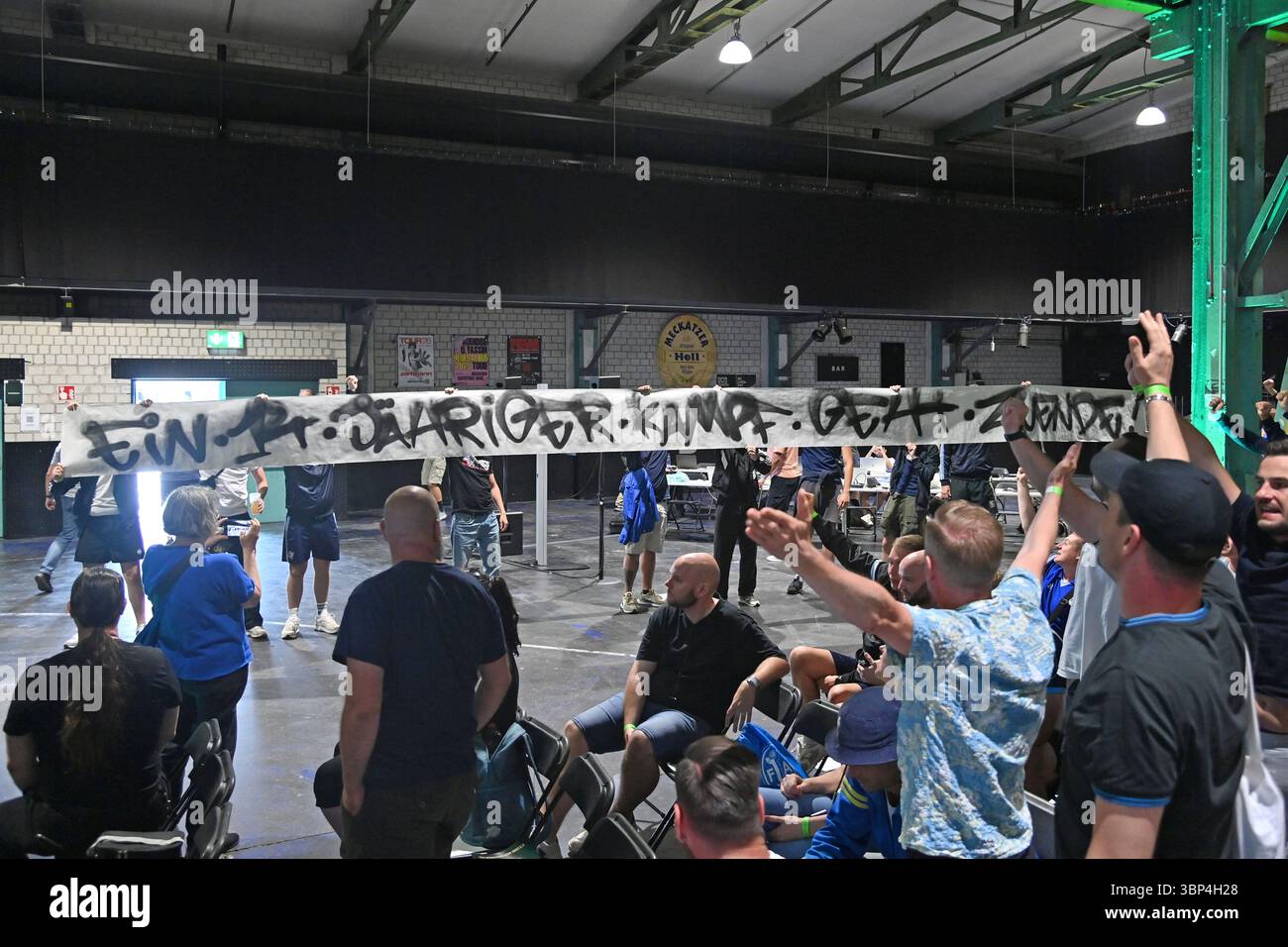 Fans, football fans, and members celebrate the withdrawal of investor ...