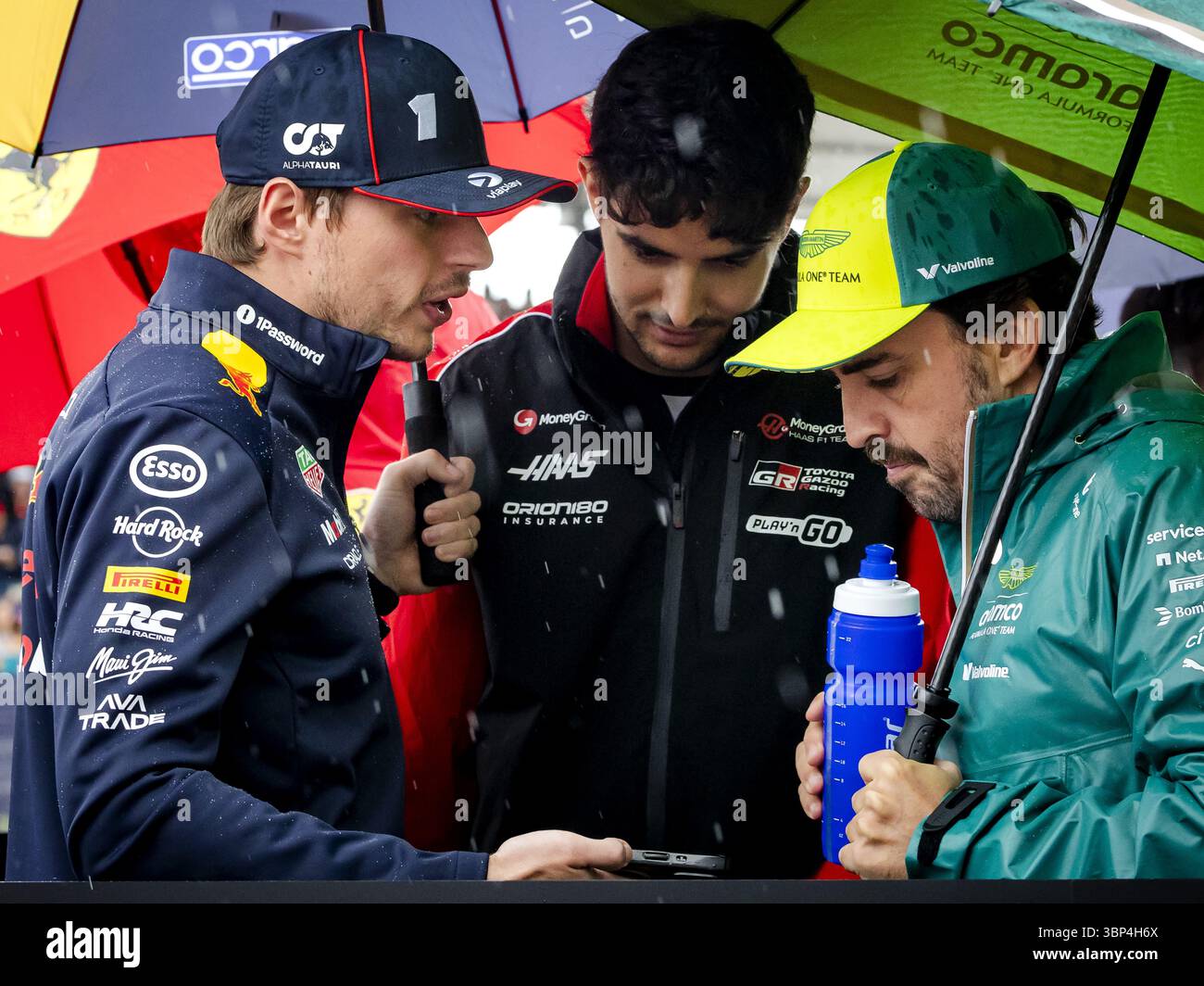 SILVERSTONE - Max Verstappen (Red Bull Racing), Esteban Ocon (Alpine) and Fernando Alonso (Aston ...