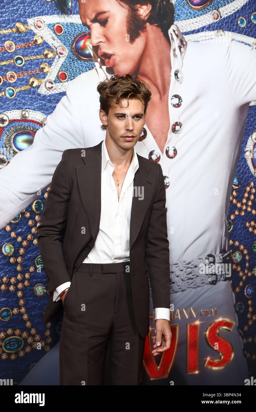 Austin Butler walks the red carpet at the Sydney premiere of Elvis the ...
