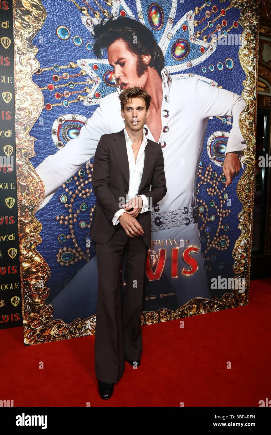 Austin Butler walks the red carpet at the Sydney premiere of Elvis the ...