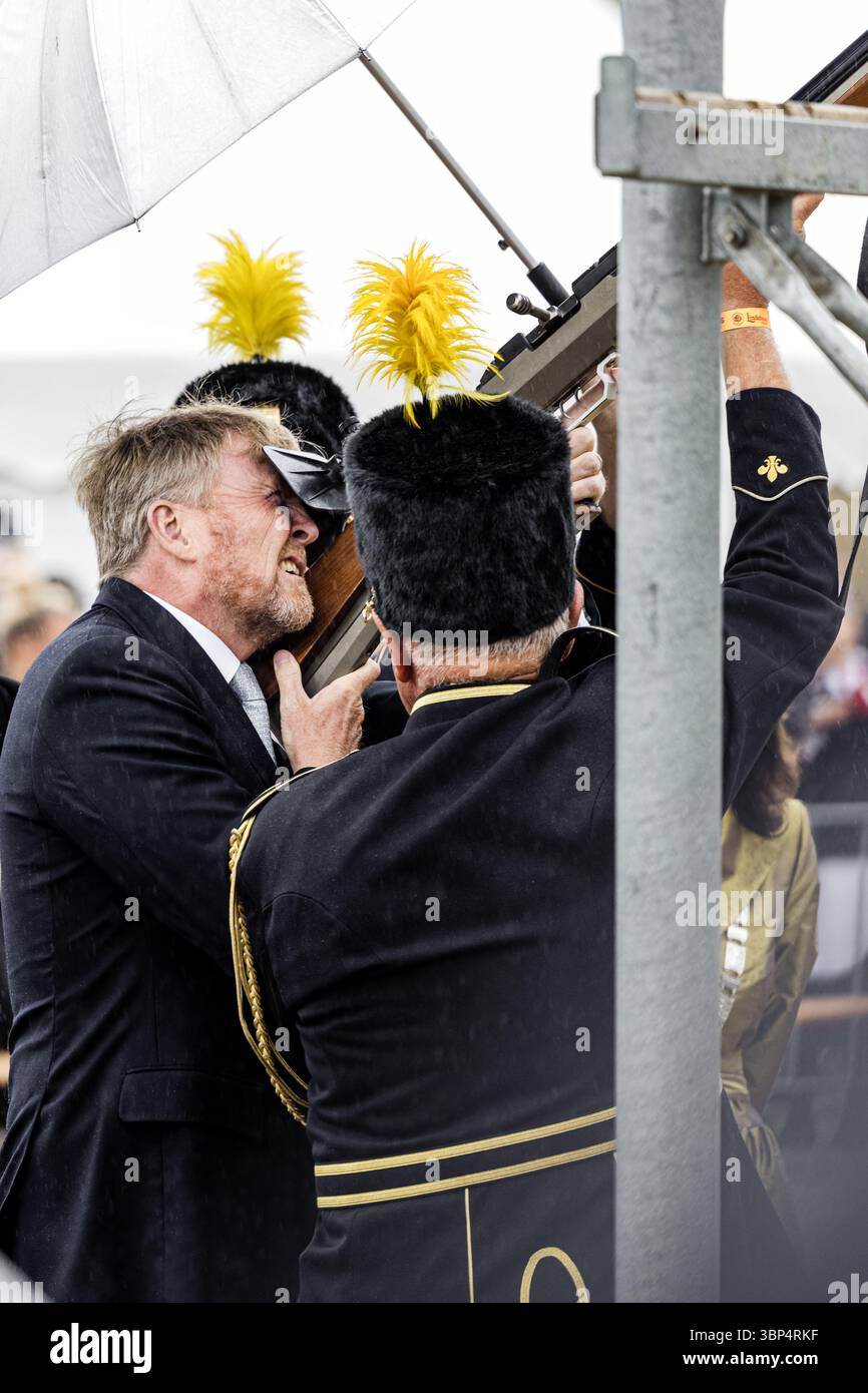 HEYTHUYSEN - With an opening shot, King Willem-Alexander opened the Old Limburg Archers ...