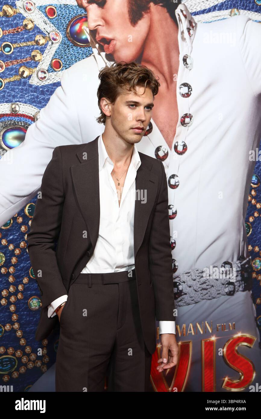 Austin Butler walks the red carpet at the Sydney premiere of Elvis the ...