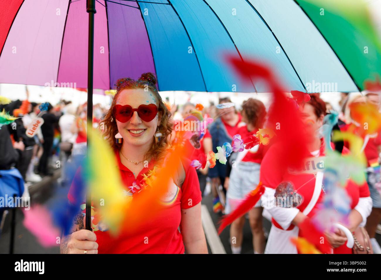 CSD-Besucher auf der alljährlichen CSD-Parade im Rahmen des Cologne ...
