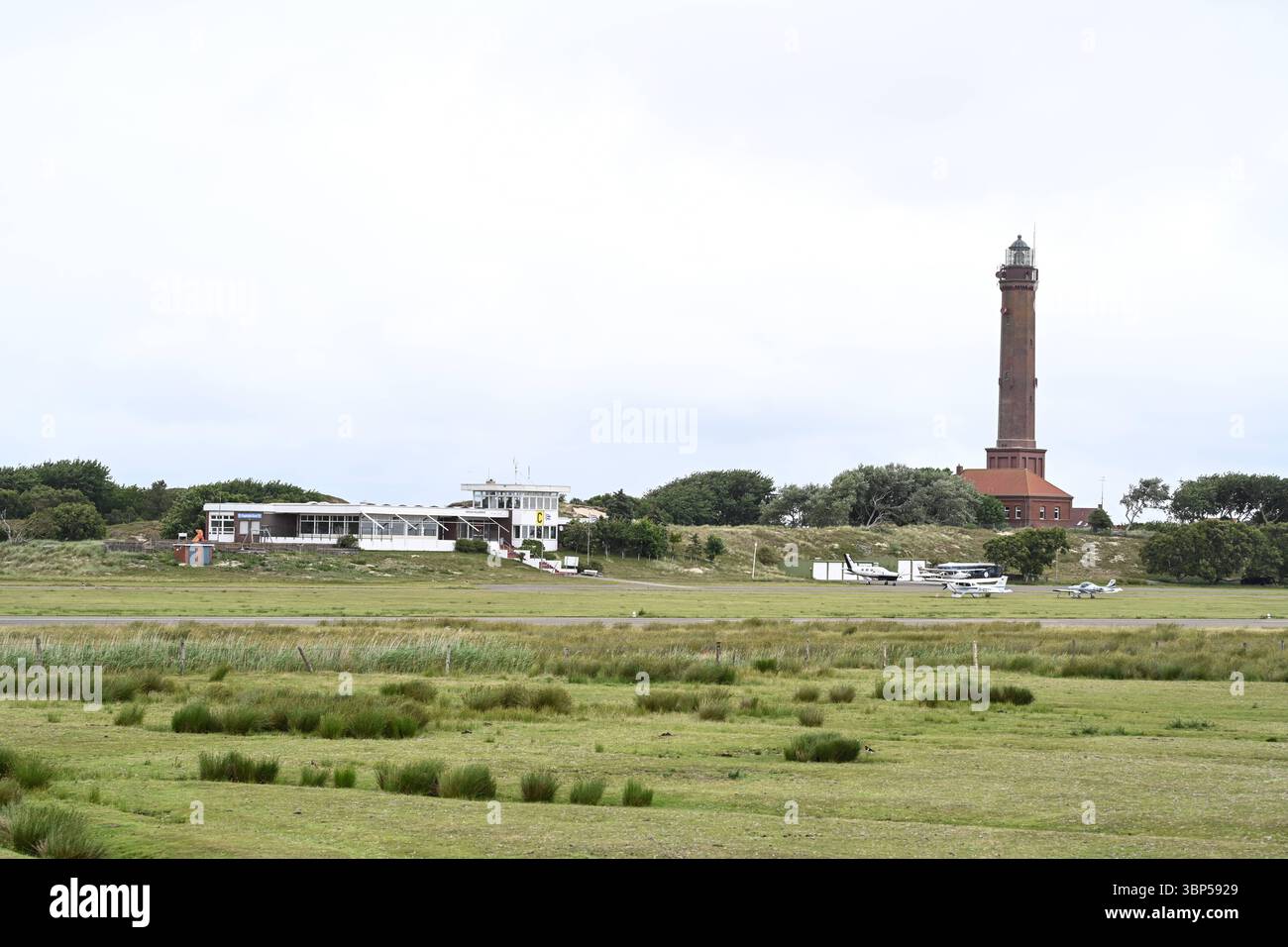 Rückgang der Besucherzahlen. Blick auf den Flughafen der Insel. Trotz ...