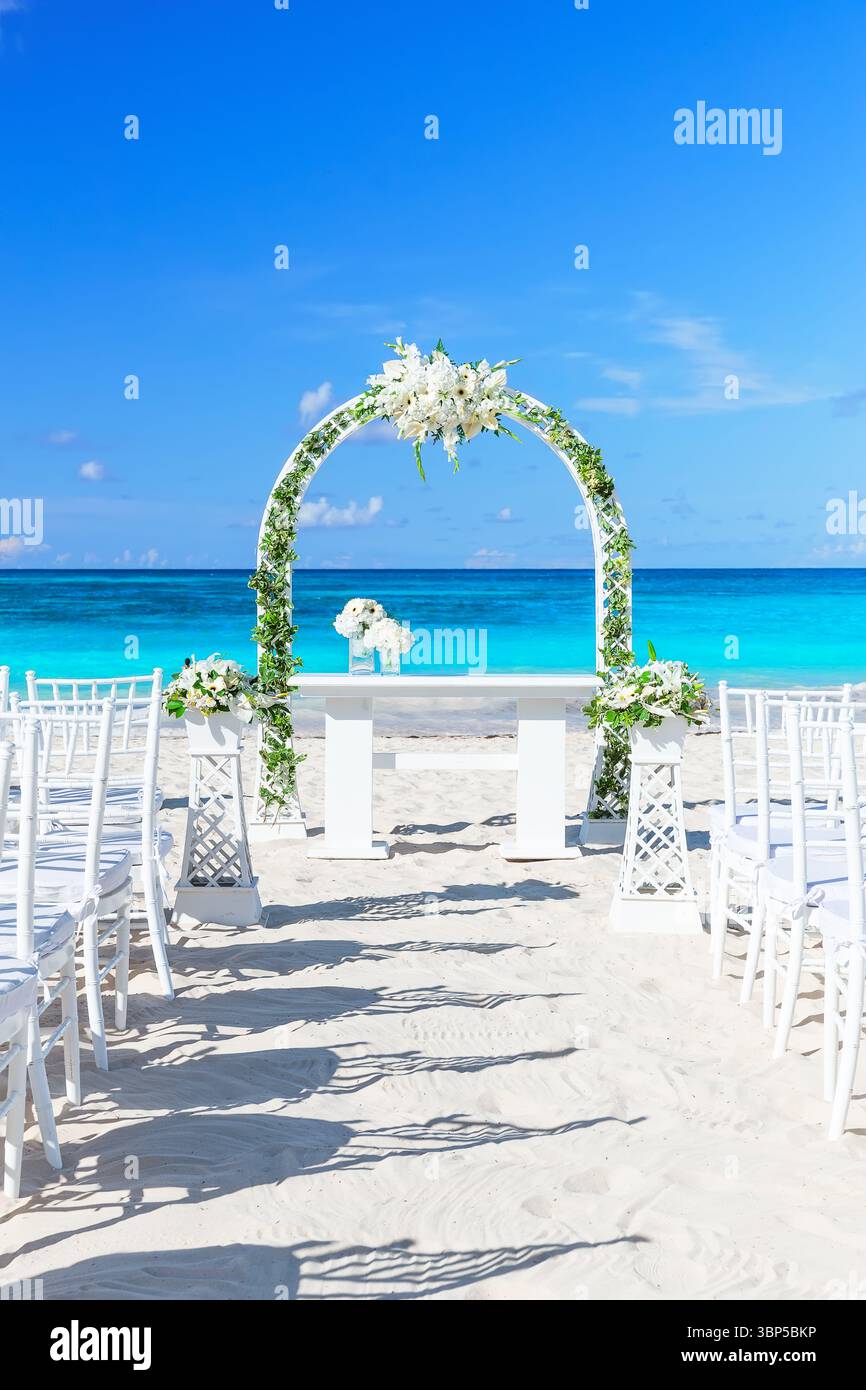 Tropical paradise wedding setting and beautiful wedding arch on the ...
