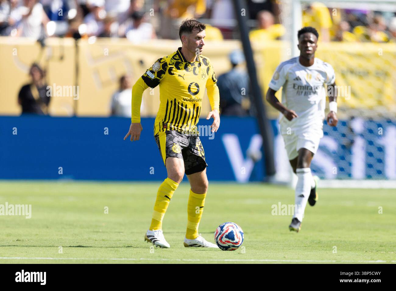 EAST RUTHERFORD, NJ - JULY 05: Pascal Gross #13 of Borussia Dortmund ...