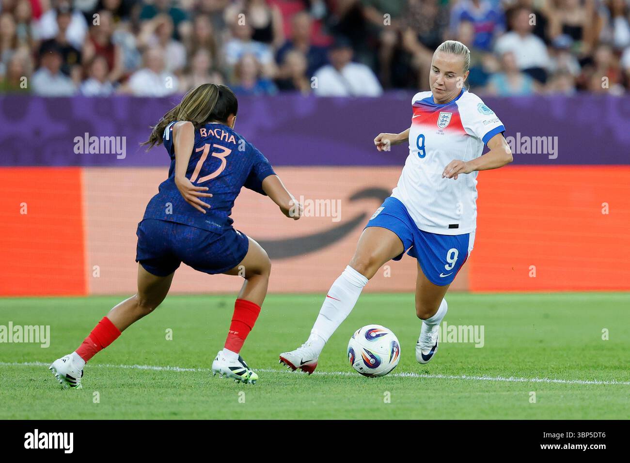 v.l. Selma Bacha (Frankreich, 13) und Beth Mead (England, 9), 05.07. ...