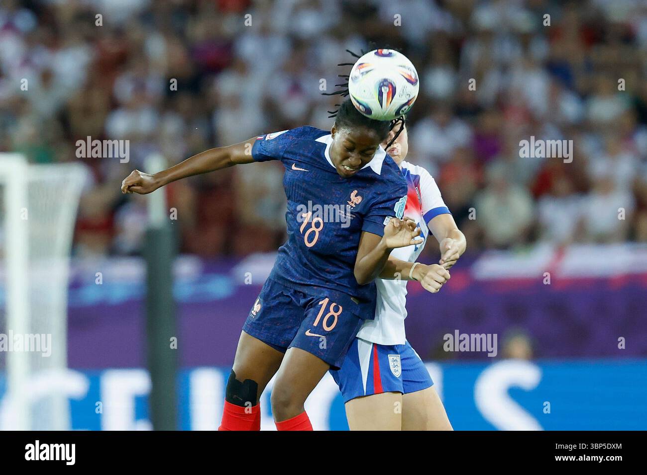 Kopfballduell zwischen: v.l. Oriane Jean-Francois (Frankreich, 18) und ...
