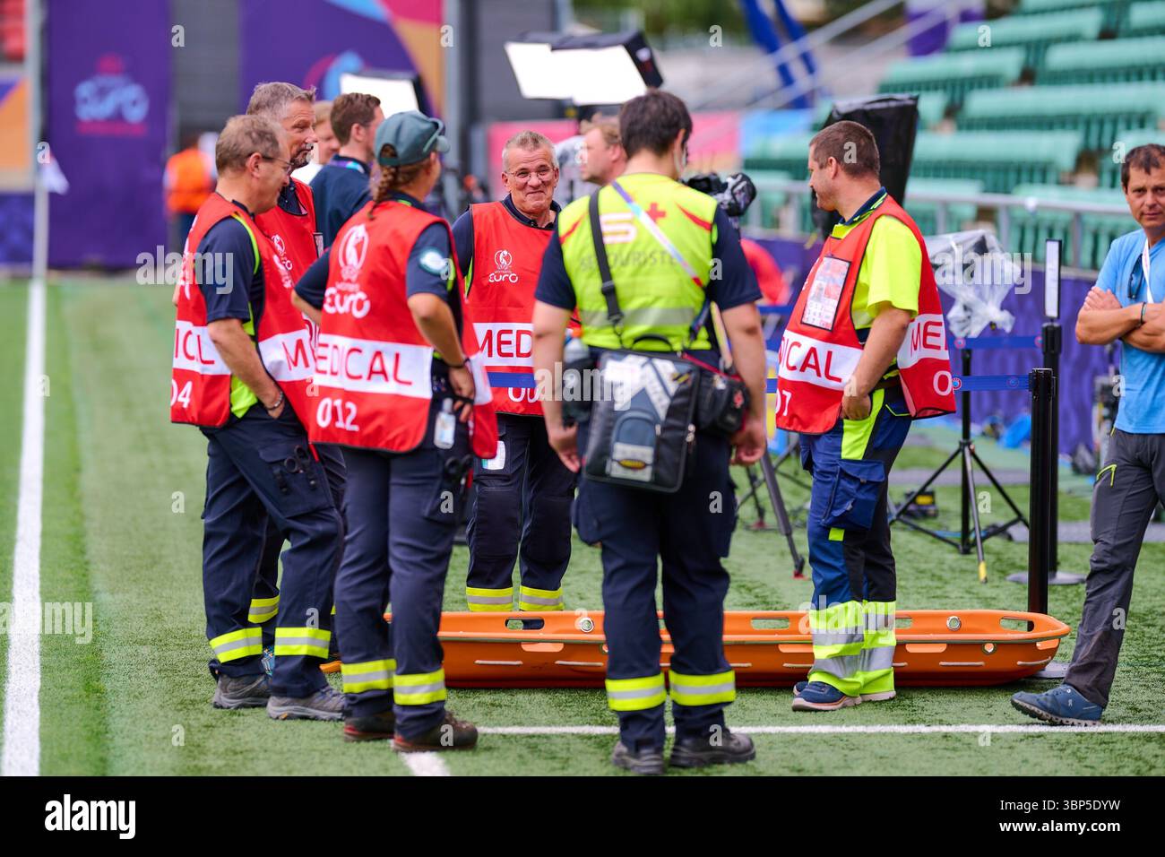 Sion, Deutschland. 06th July, 2025. Medizinisches Personal mit Trage am ...