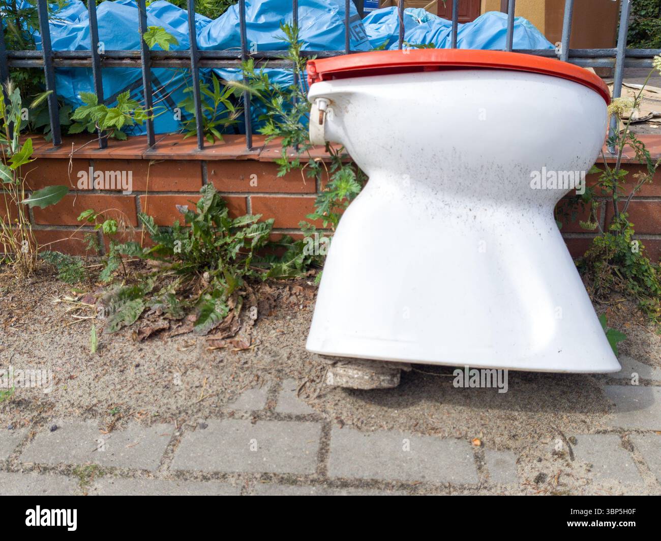 Old dirty broken ceramic hi-res stock photography and images - Alamy