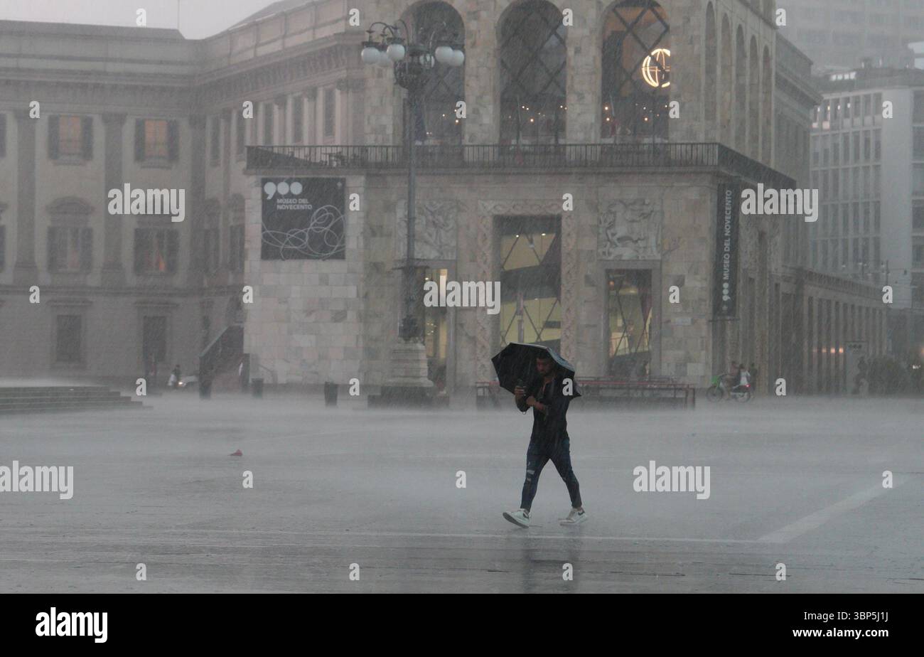 Milan, wave of bad weather, Strong storm, rain and strong gusts of wind ...