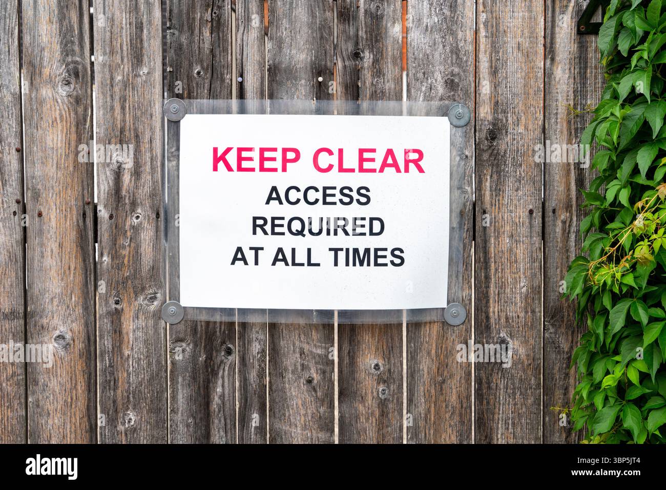Keep clear access required sign on wooden gate Stock Photo - Alamy