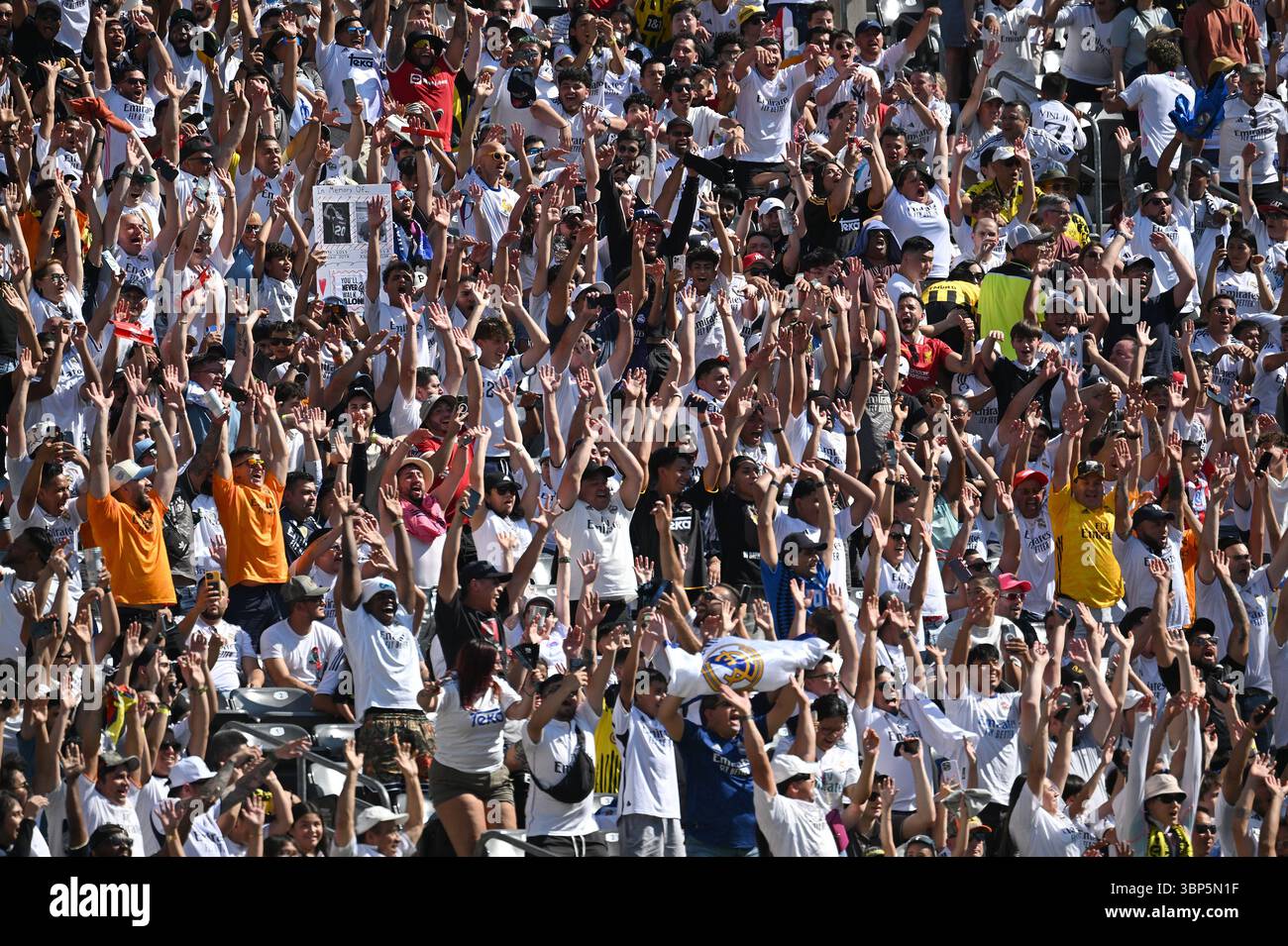 East Rutherford, USA. 05th July, 2025. Soccer fans do the 'wave' during ...