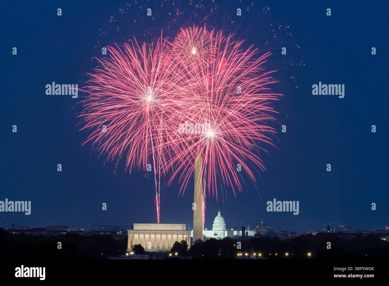 Fireworks explode over Lincoln Memorial, Washington Monument and U.S ...