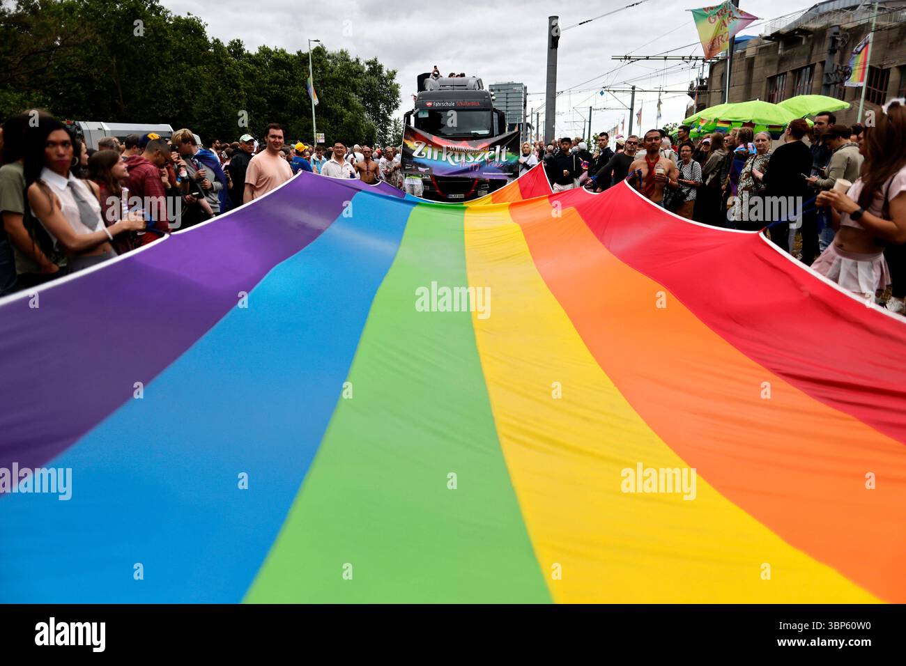CSD-Besucher mit Regenbogen-Flagge auf der alljährlichen CSD-Parade im ...
