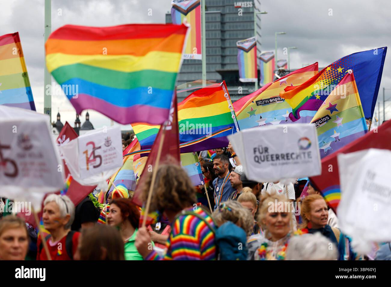 CSD-Besucher auf der alljährlichen CSD-Parade im Rahmen des Cologne ...