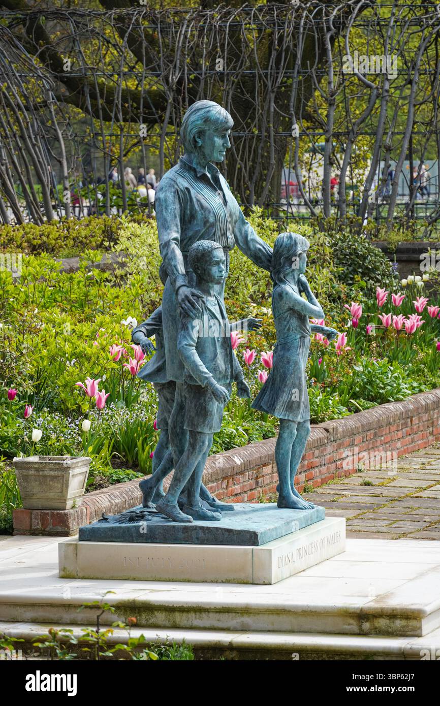 Statue of Diana, Princess of Wales in the Sunken Garden, Kensington ...