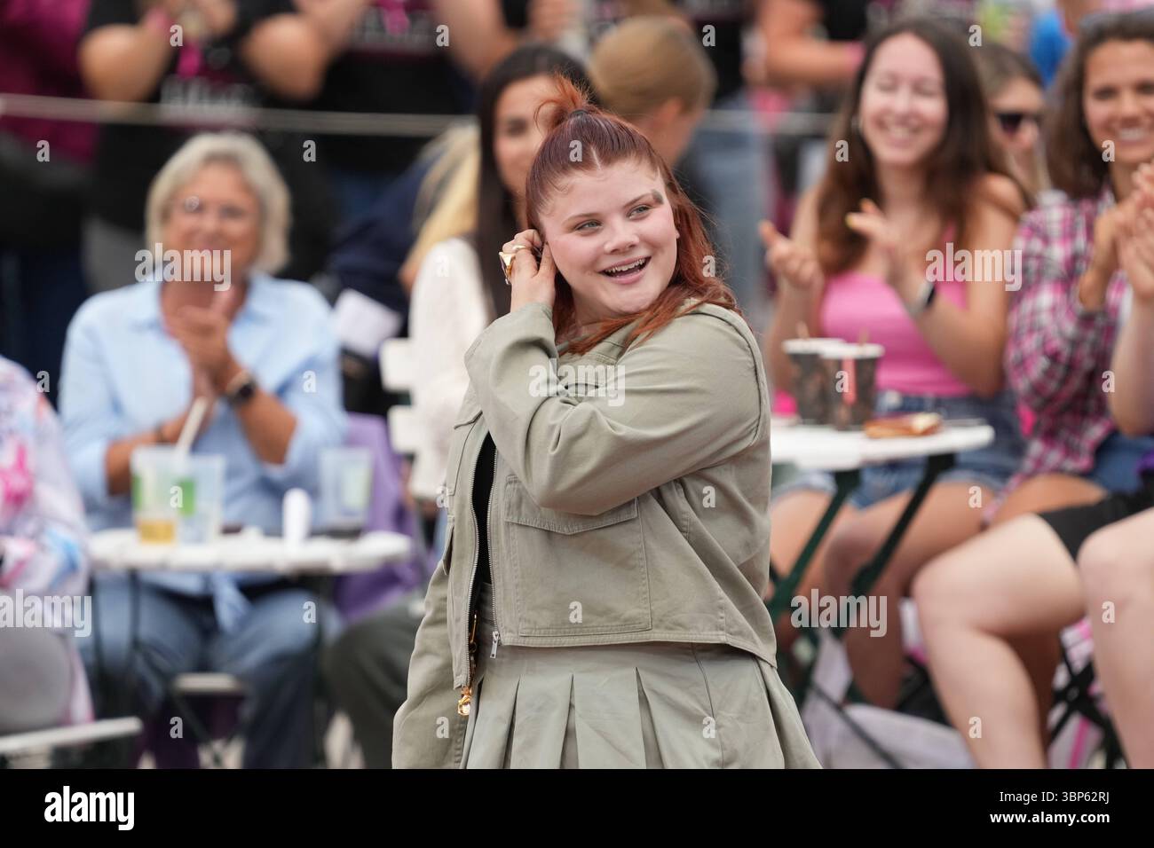 ZDF-Fernsehgarten 2025 Sängerin Loi im ZDF Fernsehgarten am 06.07.2025 ...