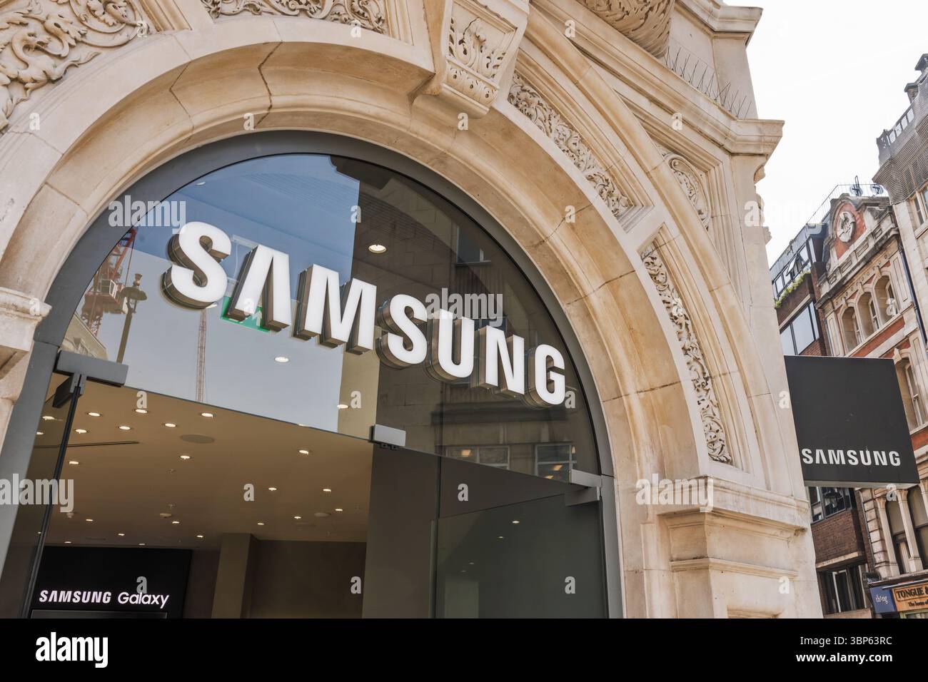 Samsung flagship store exterior hi-res stock photography and images - Alamy