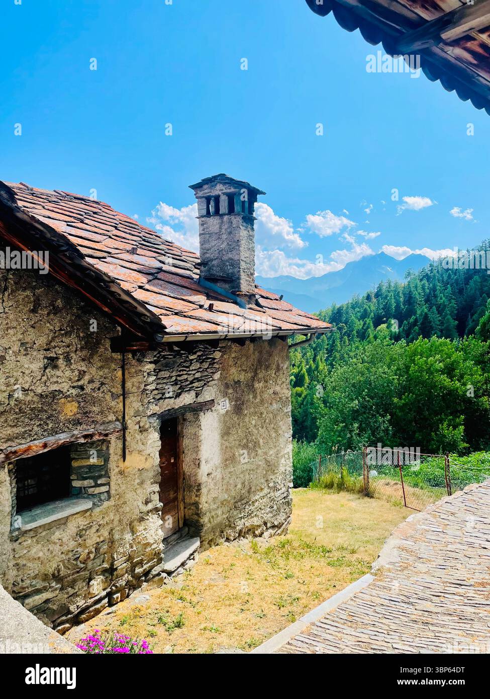 Traditional alpine mountain architecture hi-res stock photography and ...