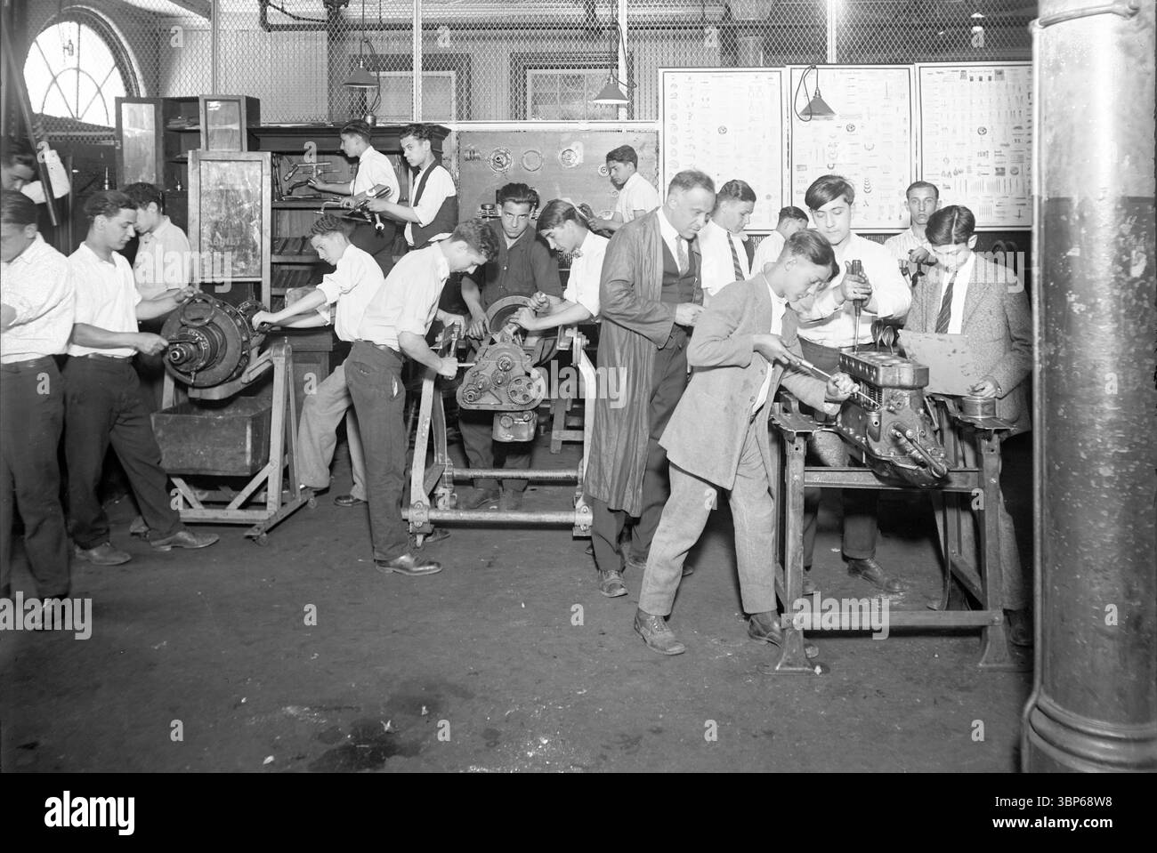 Machine shop class at the East Side Continuation School, New York City ...
