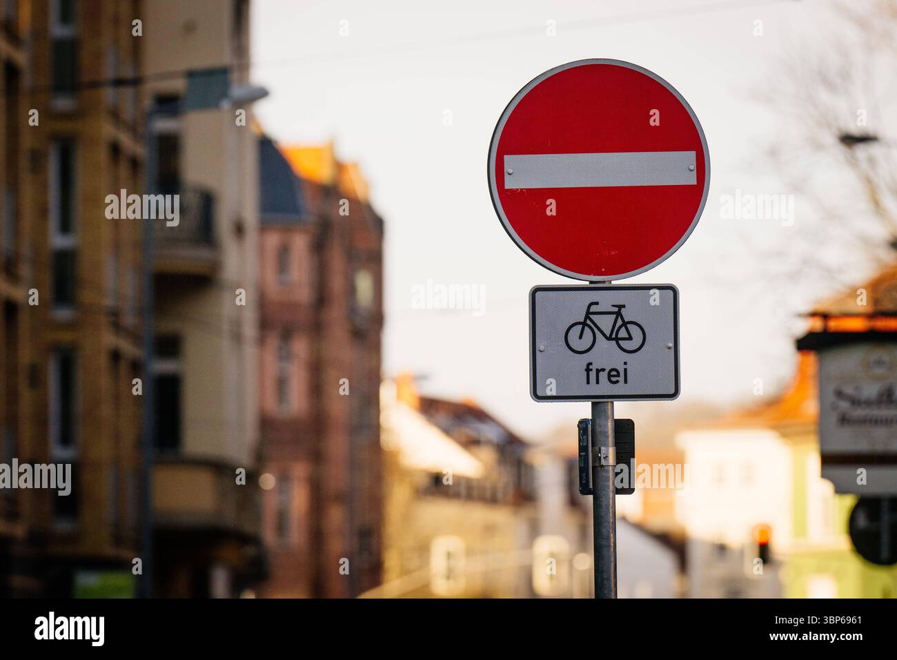 Erfurt , 250225 , Straßenschilder Im Bild: Verkehrszeichen VZ 267 ...