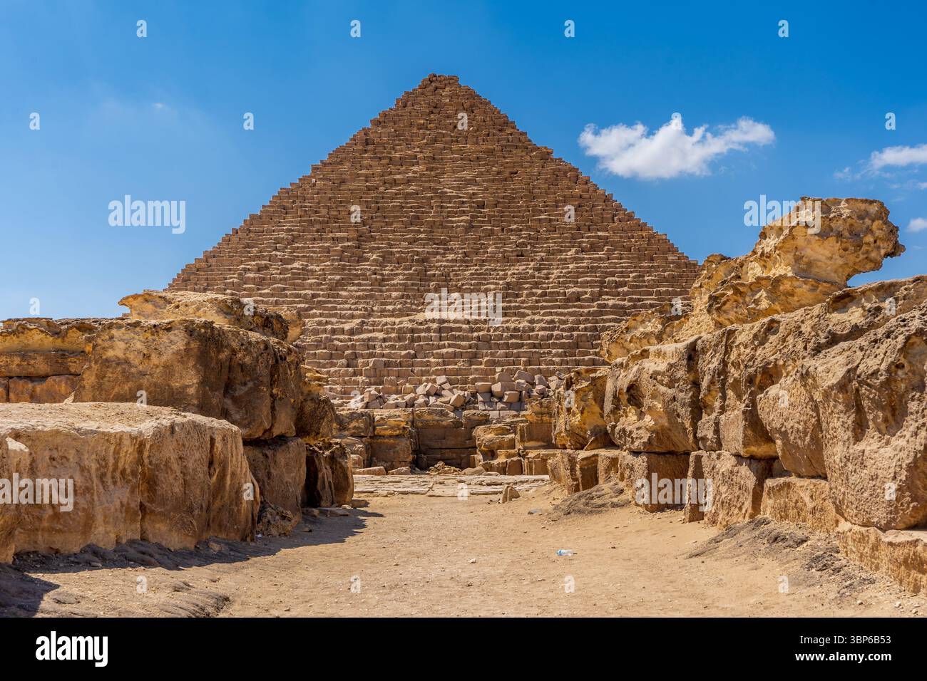 Pyramid of Menkaure Stock Photo - Alamy
