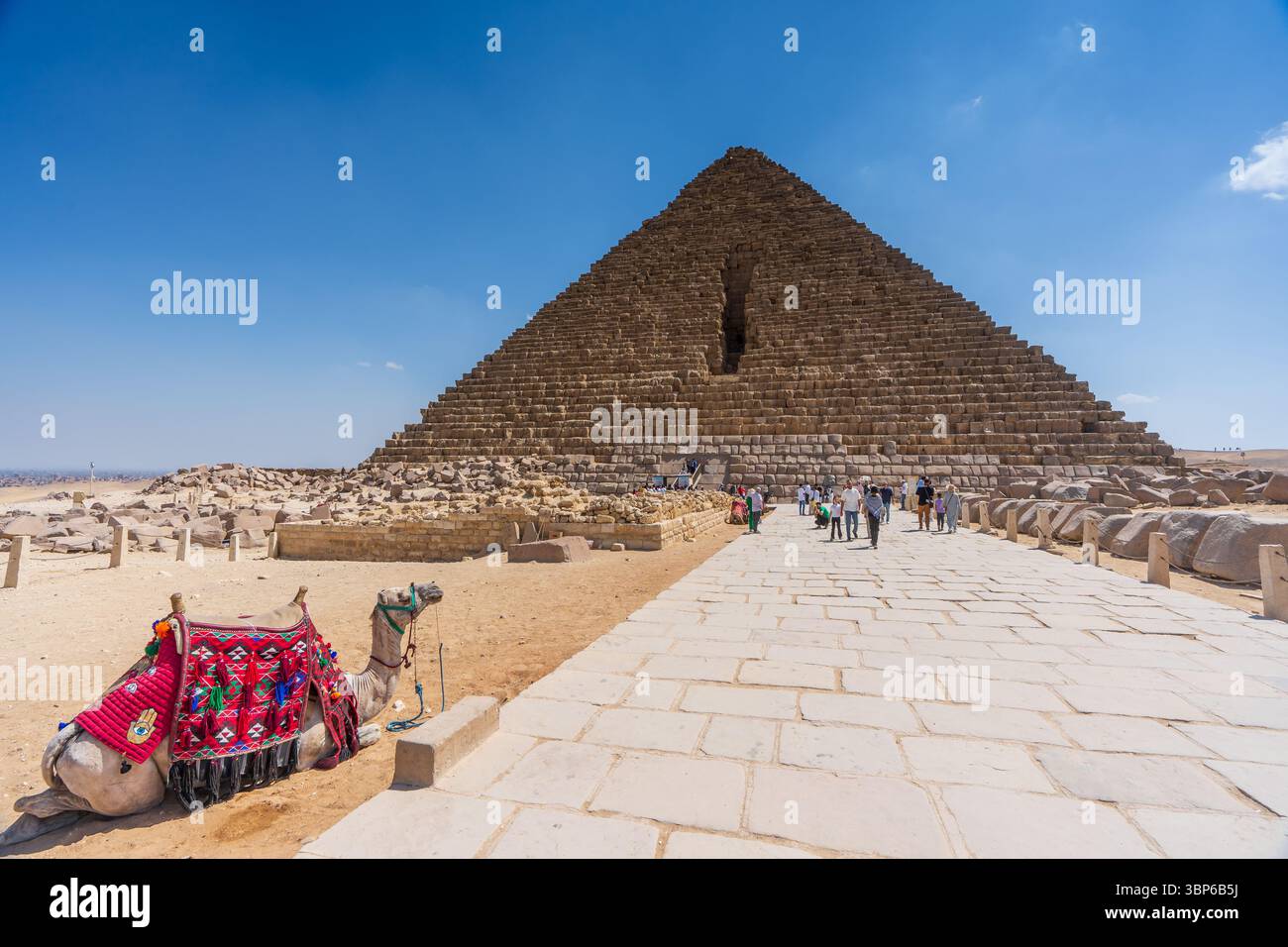 Pyramid of Menkaure Stock Photo - Alamy