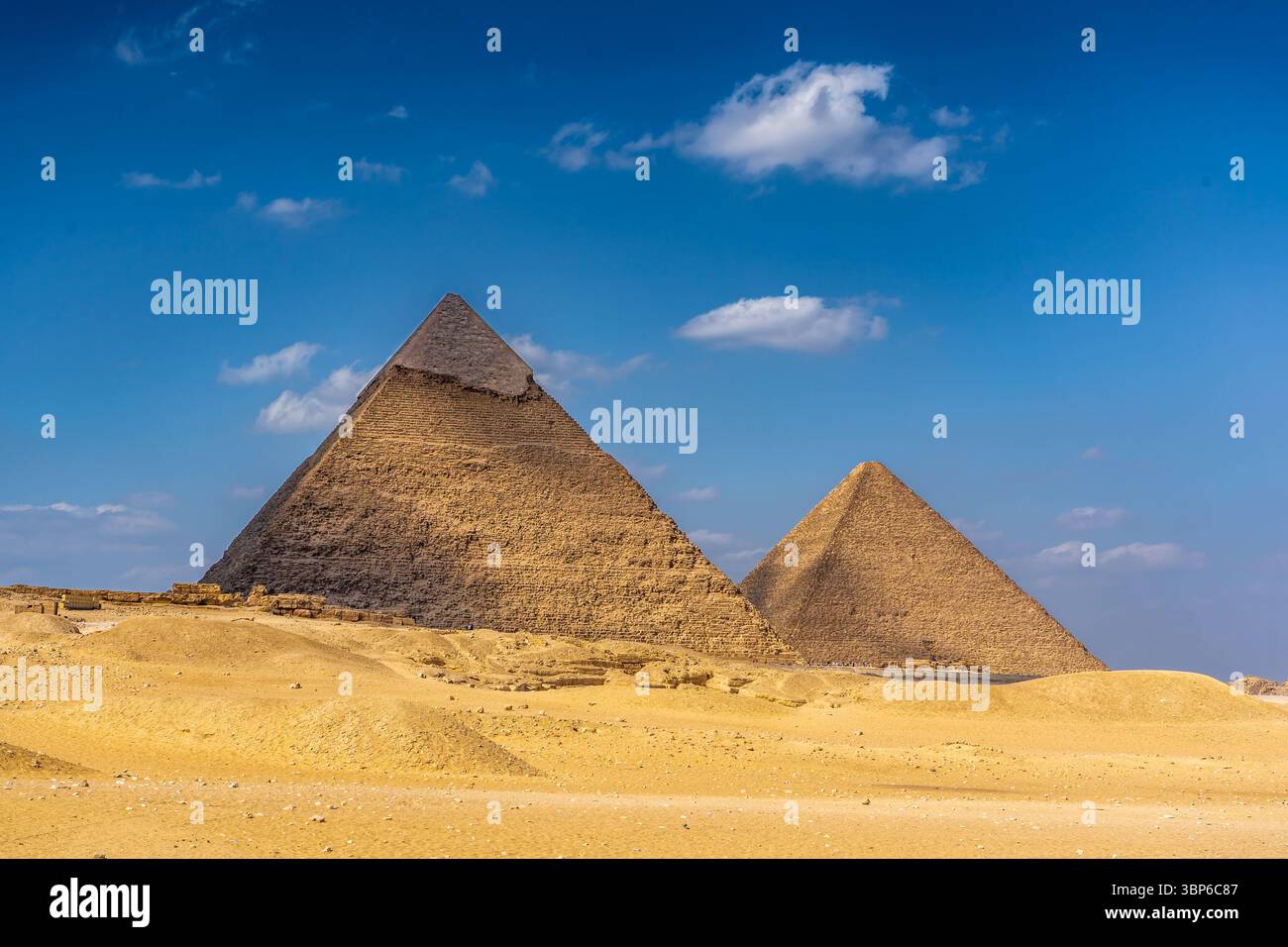 Tourist great pyramids giza hi-res stock photography and images - Alamy