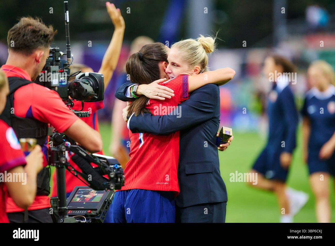 Gemma Grainger (Norwegen) umarmt Ingrid Engen (7; Norwegen) nach dem ...