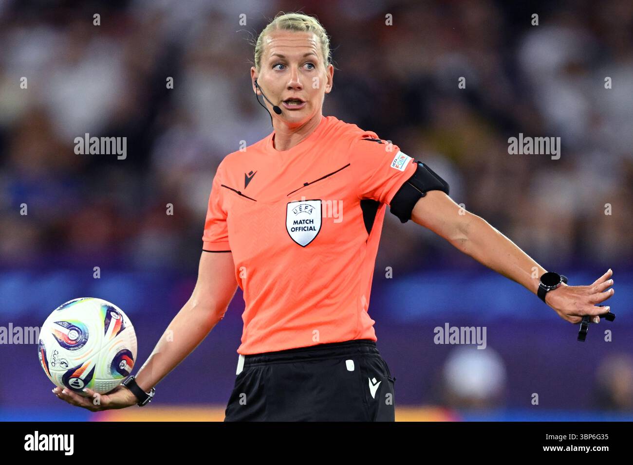 ZURICH - Referee Tess Olofsson during the European Championship Group D ...
