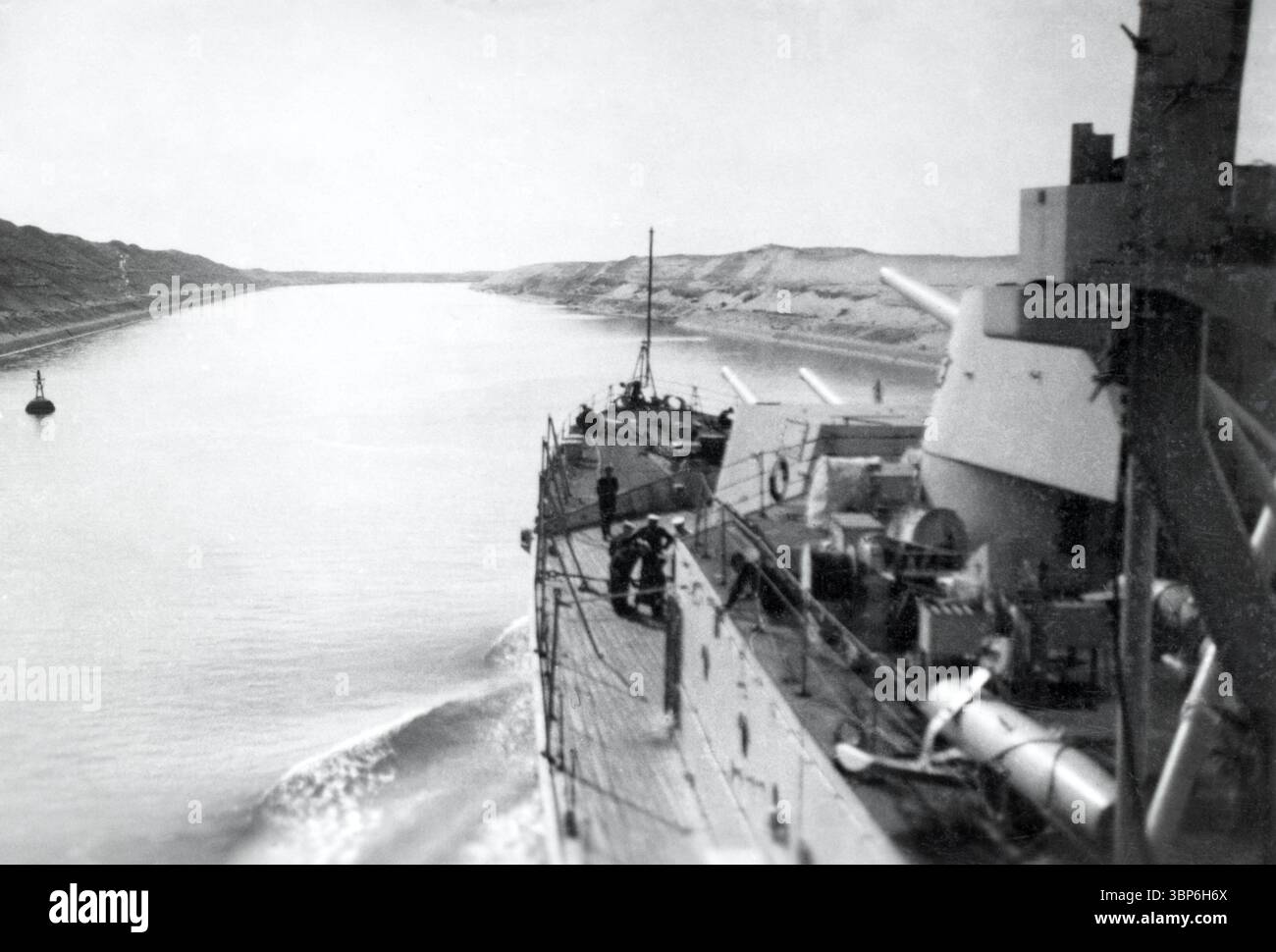 The County-class heavy cruiser HMS London passing through the Suez ...