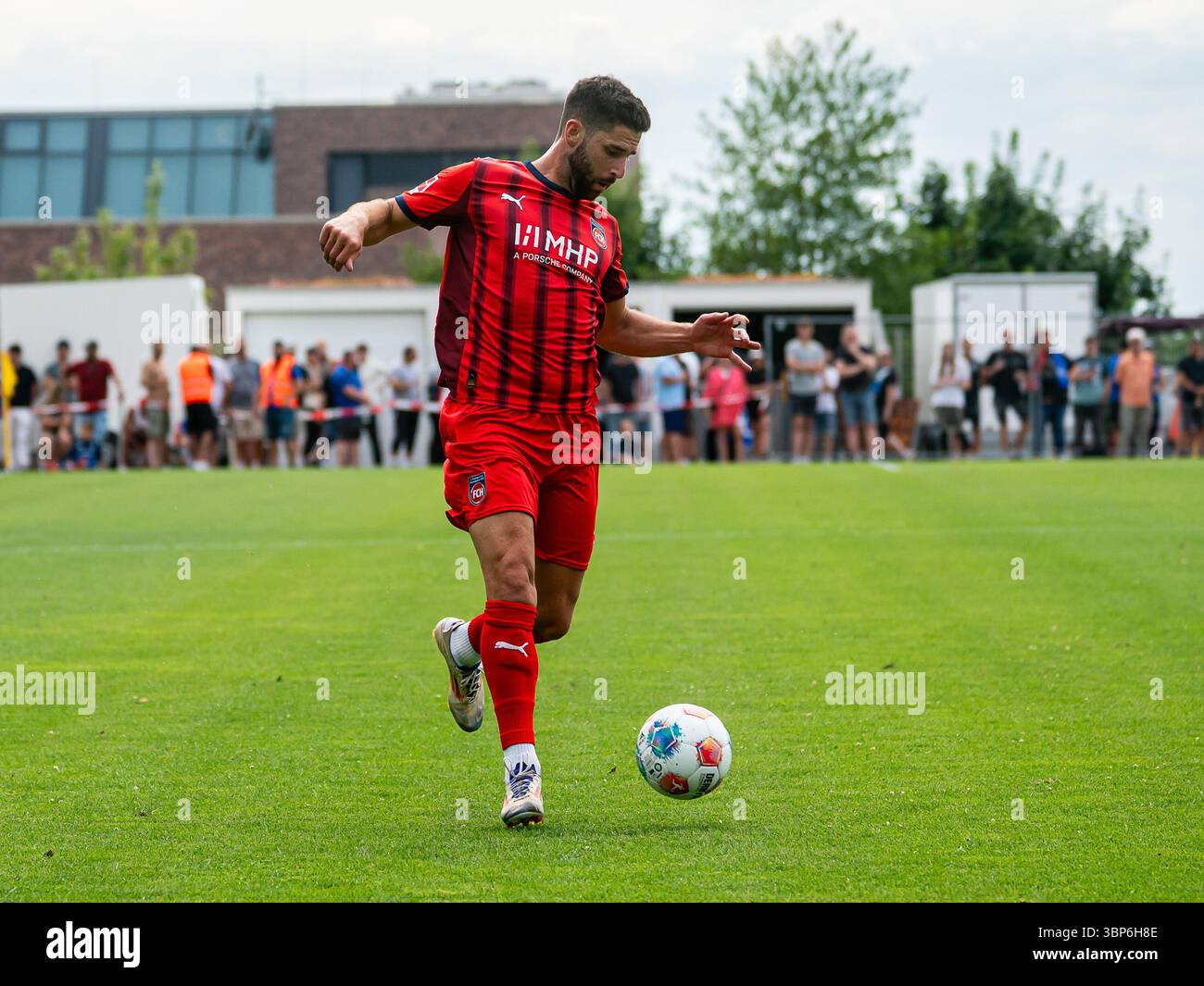 Stefan Schimmer (FC Heidenheim, #09) am Ball, GER, TSG Salach vs. 1. FC ...
