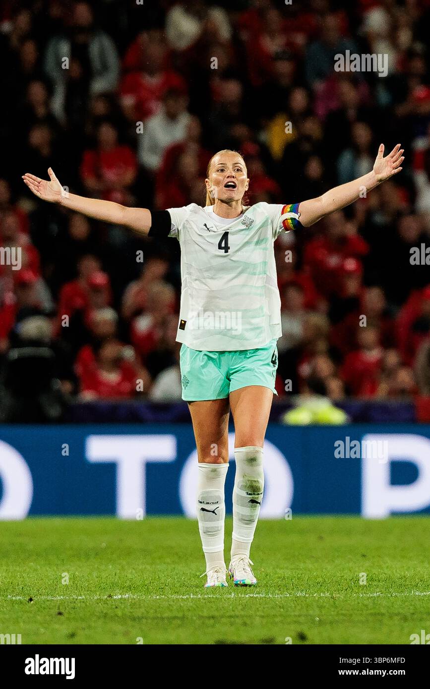 Glodis Viggosdottir (Island, 4) gestikuliert UEFA Women?s Euro 2025: Schweiz - Island; Bern ...