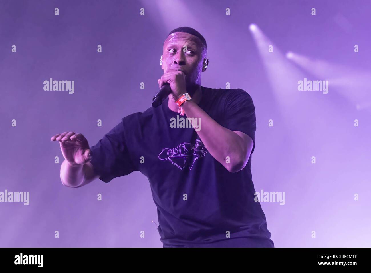 Danish star rapper Noah Carter performs live and closes the Arena at ...