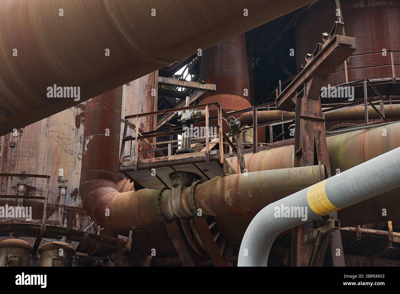 Abandoned manufacturing facility structure hi-res stock photography and ...