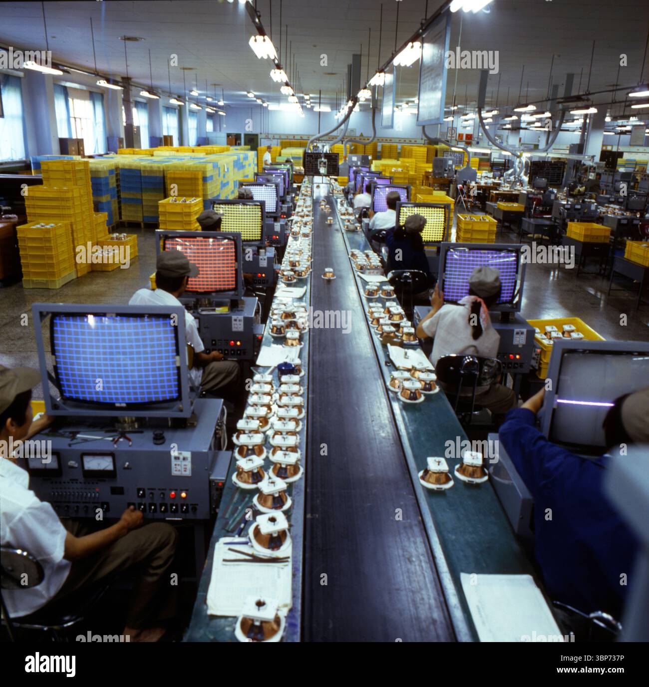 China economy 1990s hi-res stock photography and images - Alamy