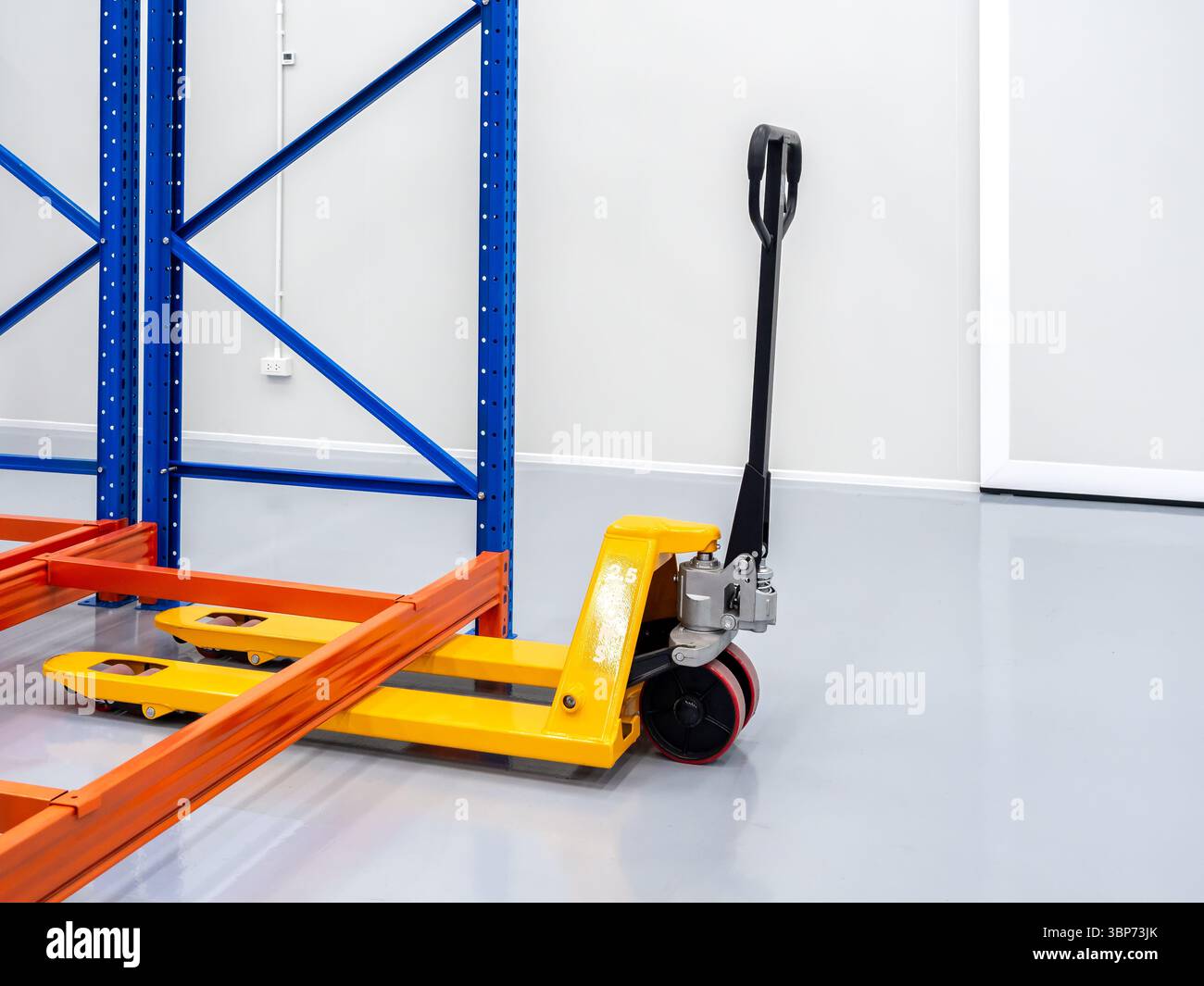 Empty yellow hand pallet truck or hydraulic pallet jack, 2.5 tons ...