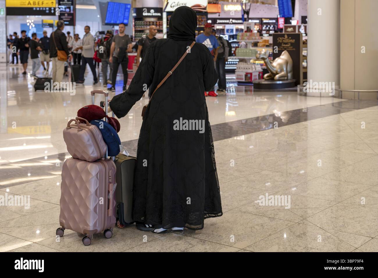 Arab woman with traditional garment and headdress Stock Photo - Alamy