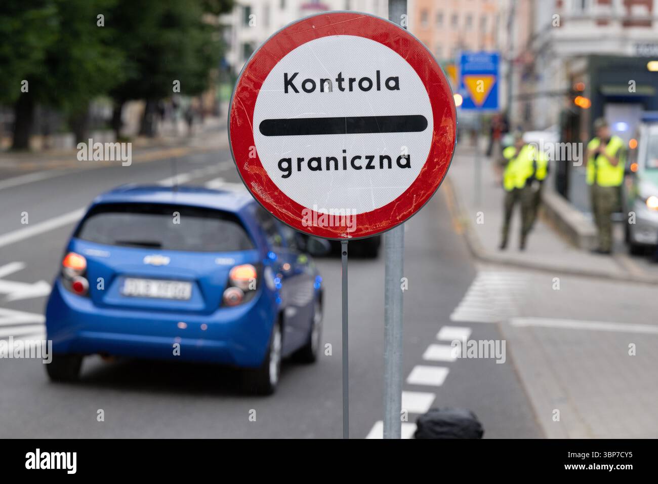 07 July 2025, Poland, Zgorzelec: Polish border guards stand on the ...