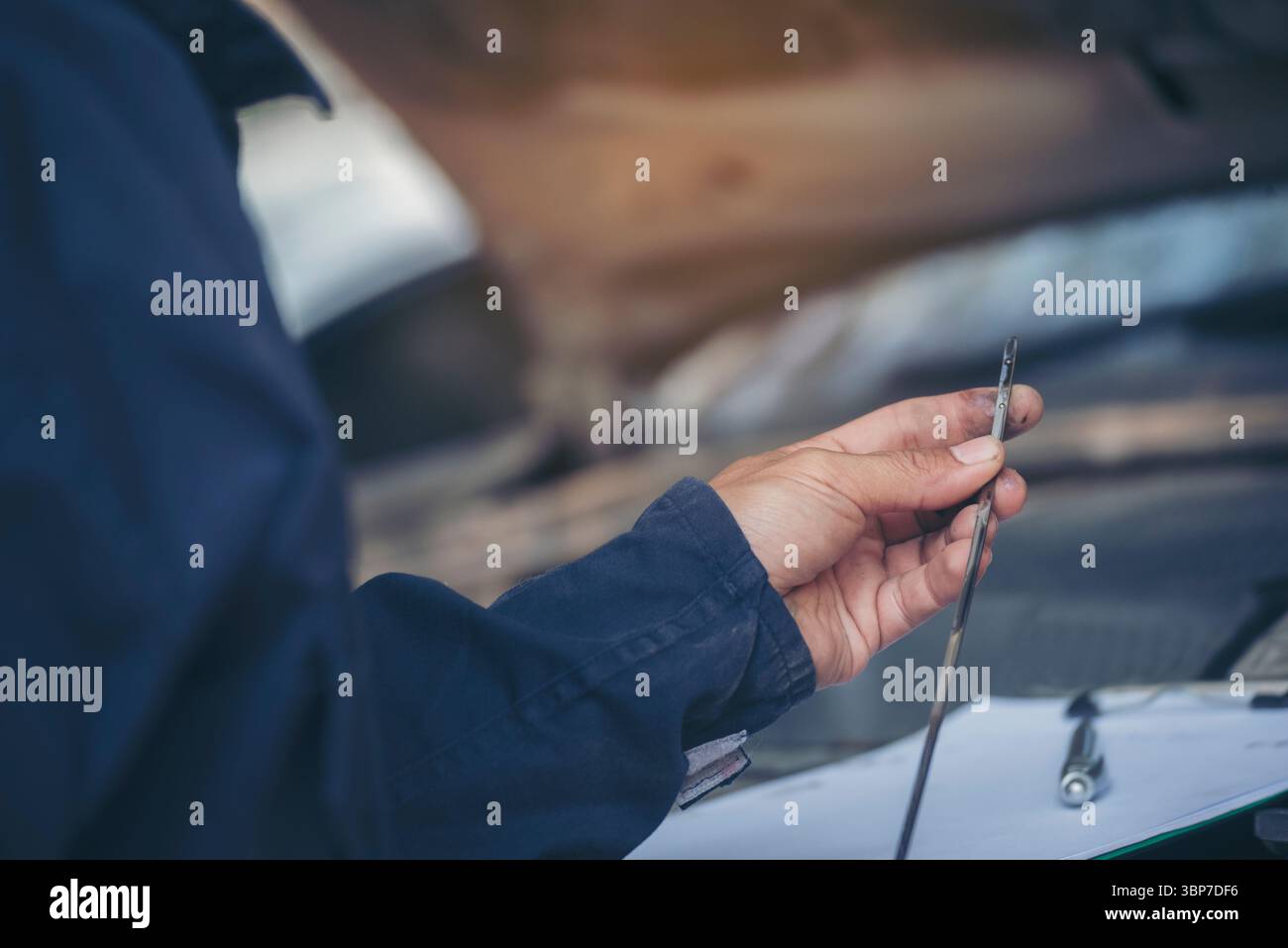 Car Mechanic man hand checking dipstick engine oil car mechanical on ...