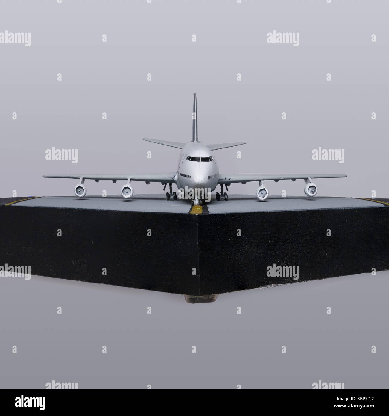 Modelling diorama of a Boeing 747 on the tarmac Stock Photo - Alamy