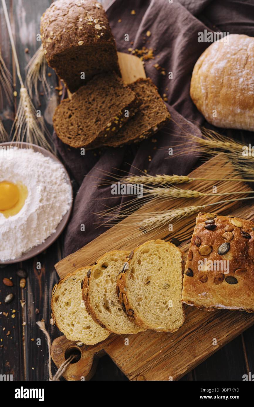Food, Verschiedene Arten von frisch gebackenem Brot Stock Photo - Alamy