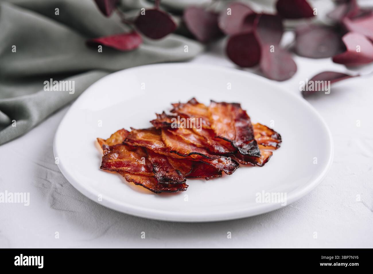 Food, Platte mit leckeren Speckscheiben auf Stein Stock Photo - Alamy
