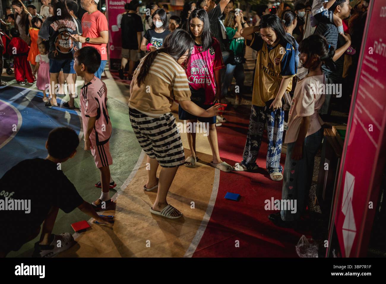 Children play a round of Ddakji, the traditional Korean tile-flipping ...