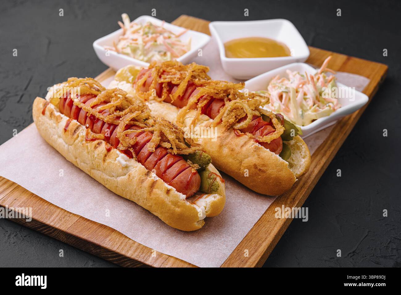 Food, Leckere Gourmet-Hotdogs vom Grill mit Senf, Essiggurken und ...