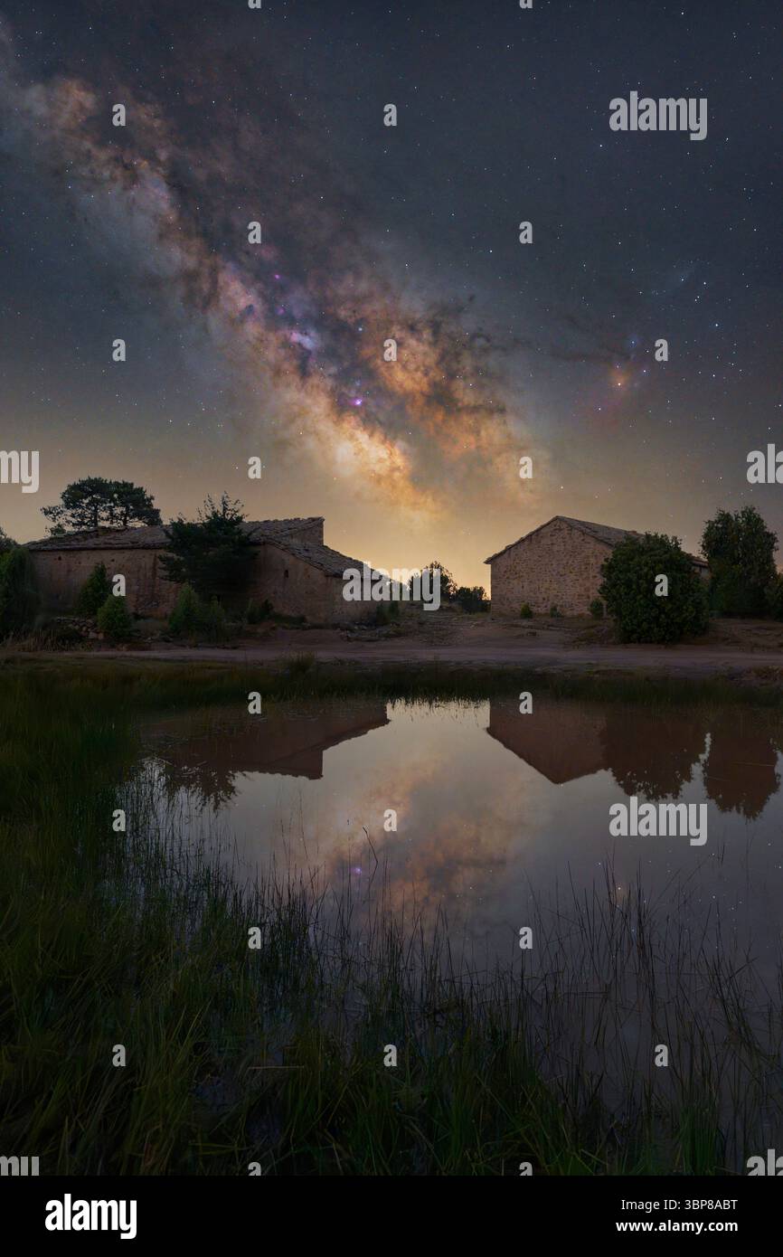 Casa en medio de un pueblo hi-res stock photography and images - Alamy