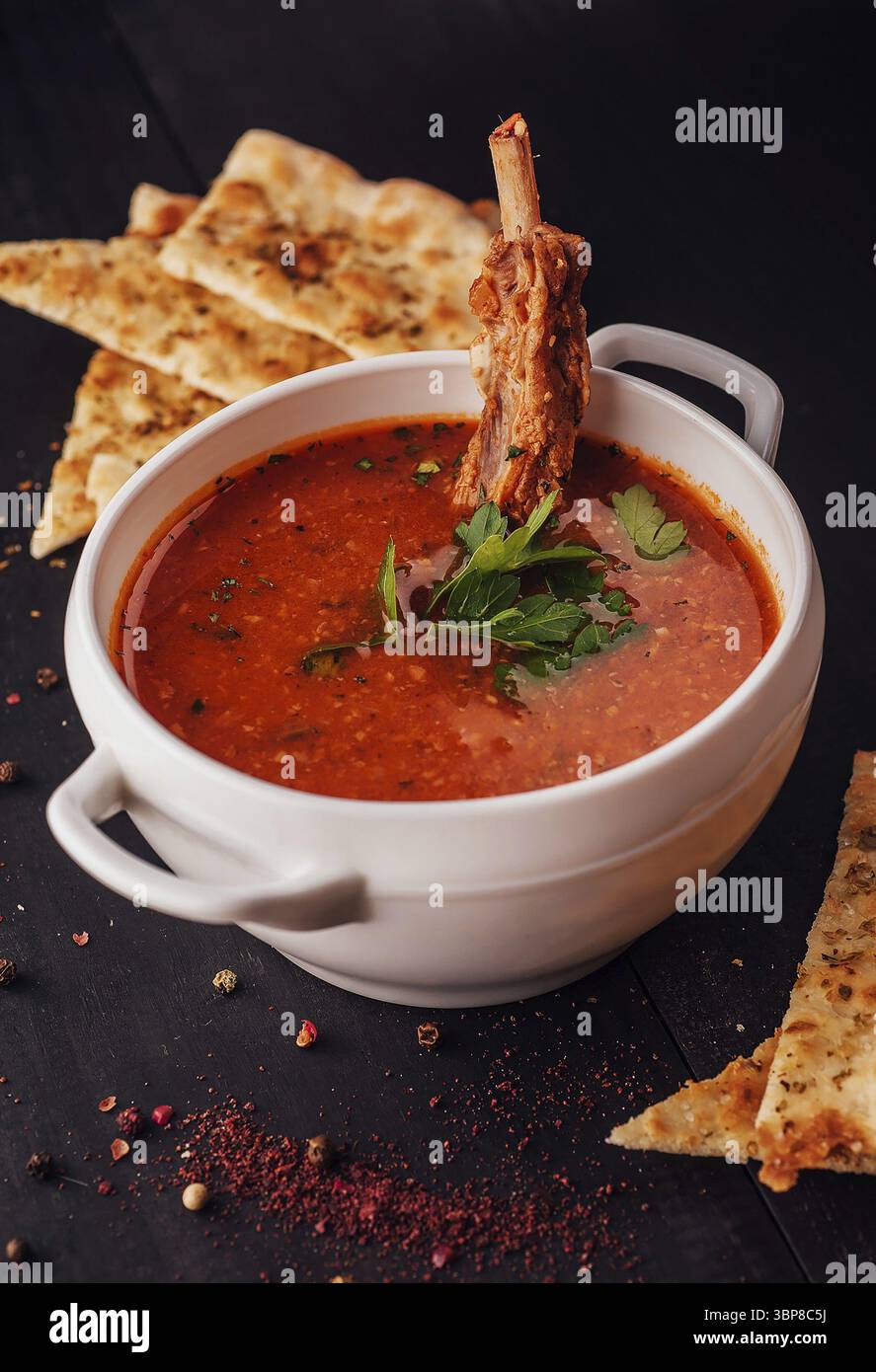 Food, Pikante Suppe mit Schweinerippchen auf Schale und Focaccia Stock ...